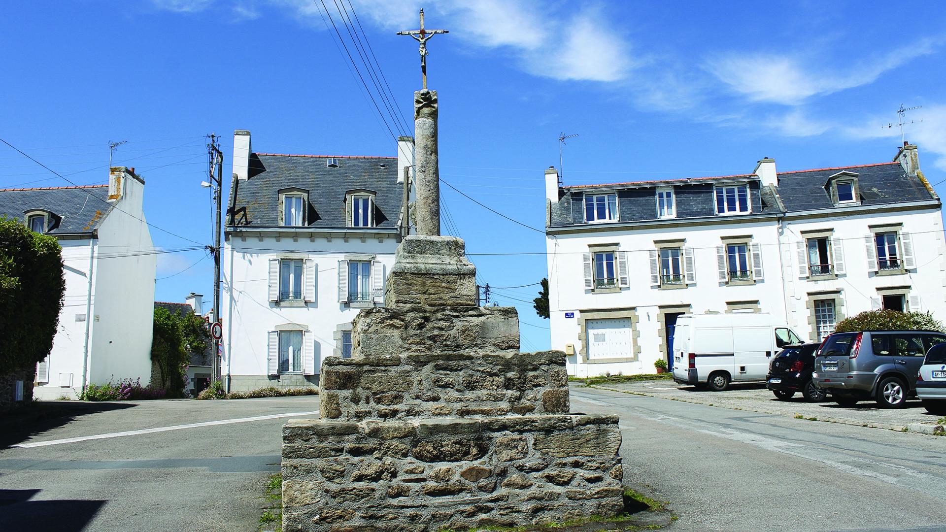 Balade commentée de Tréboul du chemin côtier aux venelles (en été ...